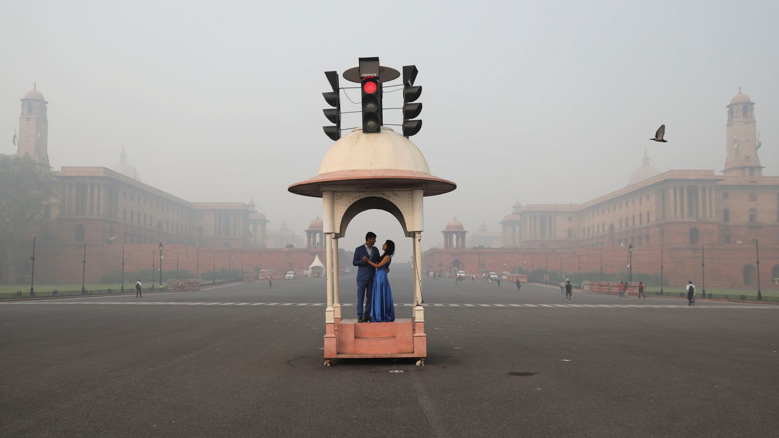 A couple poses for a pre-wedding photo shoot in front of India Gate ...